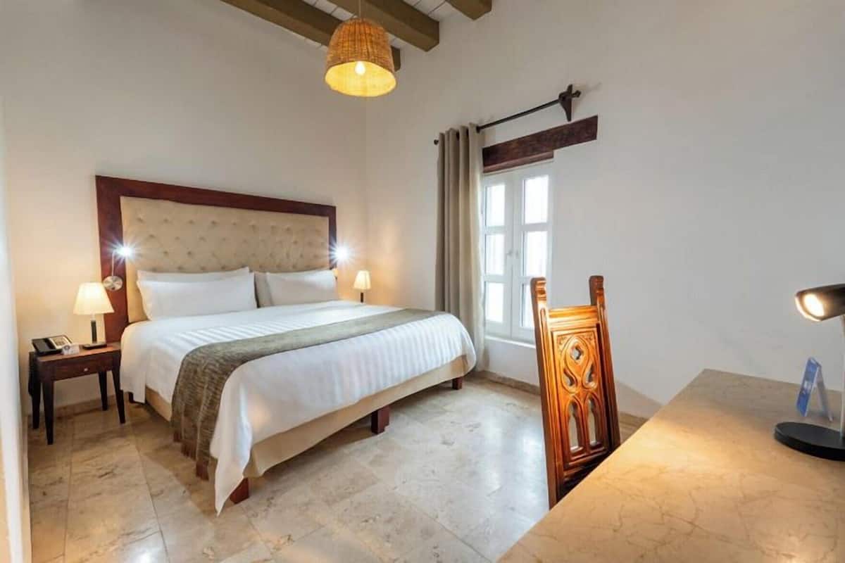 Roupa de alta qualidade, edredões de penas, minibar, cofre no quarto