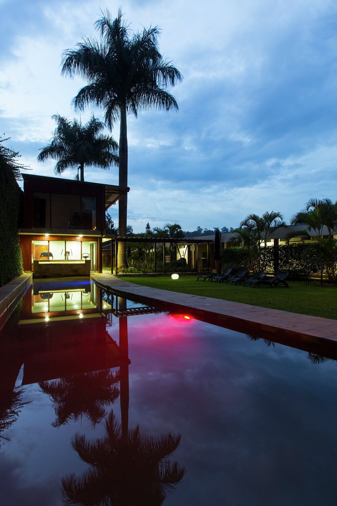 Piscina externa, guarda-sóis, espreguiçadeiras