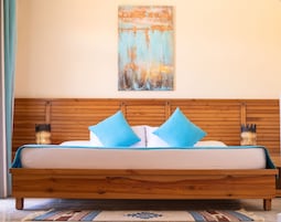 Quarto solteiro júnior | Roupas de cama de algodão egípcio, frigobar, cofres nos quartos