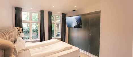 Suite, 1 cama de casal, casa de banho privativa | Com mobília individualizada, secretária