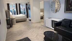 Suite, 1 cama de casal, casa de banho privativa | Com mobília individualizada, secretária 