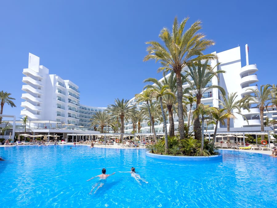 Piscina externa, guarda-sóis, espreguiçadeiras