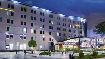 Fachada do alojamento (tarde/noite)