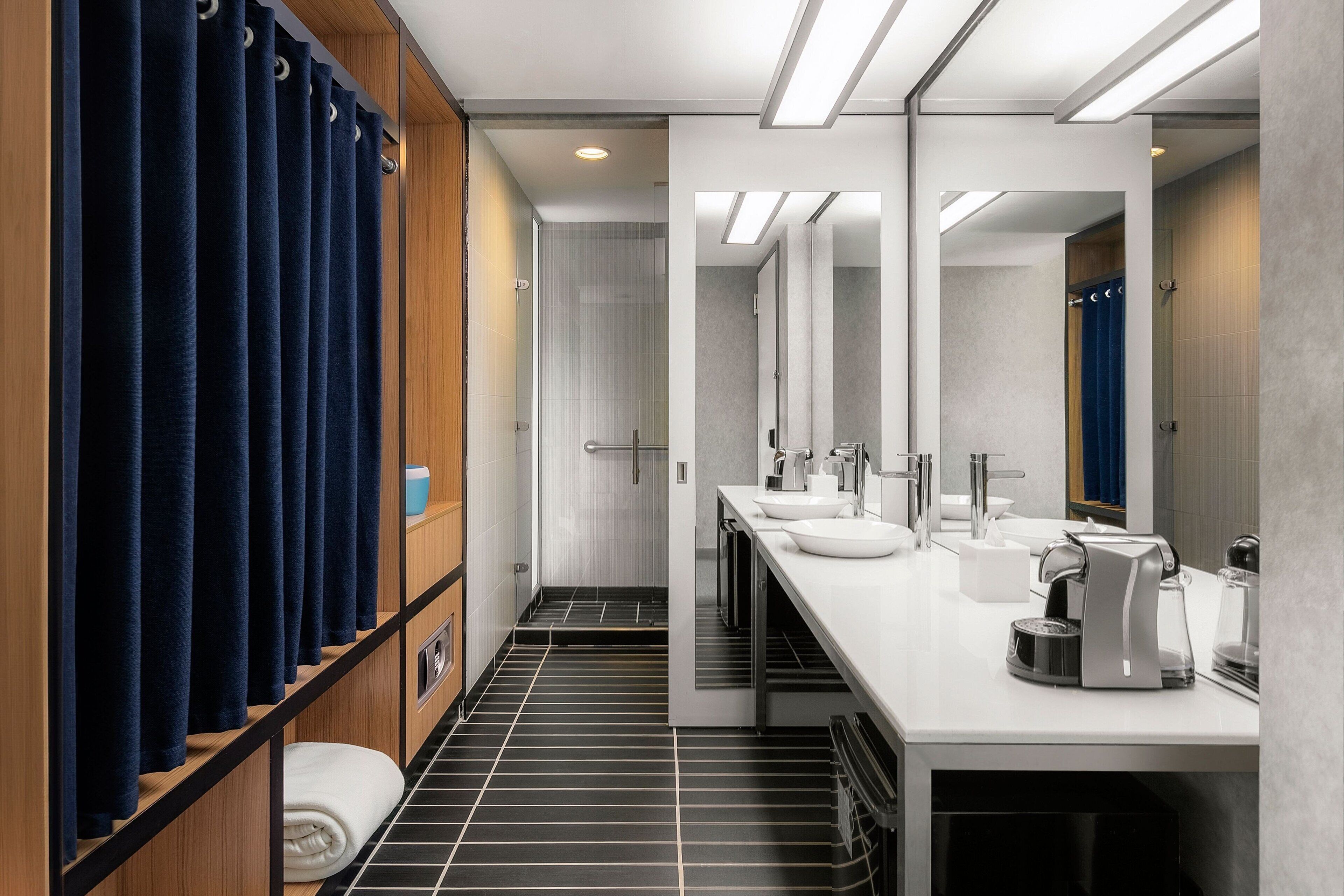 aloft, Quarto, 1 cama king-size | Casa de banho | Um polibã, um secador de cabelo, toalhas fornecidas 