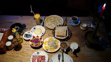 Uma mesa de madeira com itens de café da manhã, incluindo ovos, torradas e frutas.