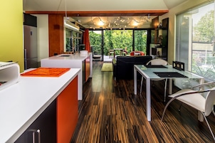 Apartamento superluxo, 1 cama Queen, cozinha, no pátio | Opções para refeição no quarto