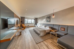 Suíte júnior, 1 cama King, para não fumantes, vista para o resort | Roupas de cama premium, frigobar, cofres nos quartos, escrivaninha