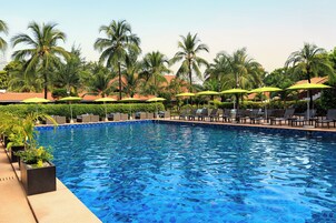 Piscina exterior, espreguiçadeiras 