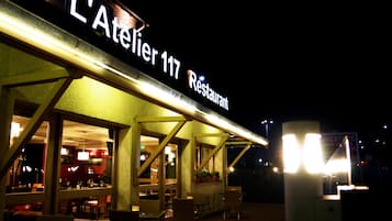 Fachada da propriedade à noite