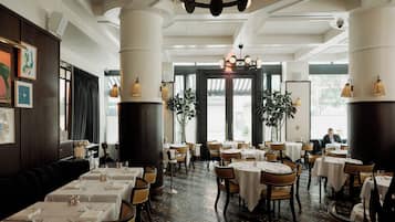 3 restaurantes: servem pequenos-almoços, almoços e jantares