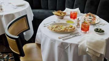 3 restaurantes, pequenos-almoços servidos, cozinha americana