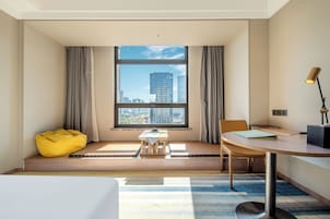 Quarto Standard, várias camas, fumadores (Mid Floor) | Minibar, cofre no quarto, secretária, ferro/tábua de engomar