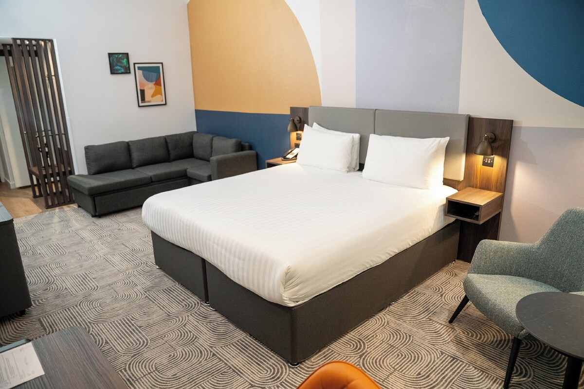Quarto premium, 1 cama King e sofá-cama | Roupas de cama antialérgicas, cofres nos quartos, escrivaninha