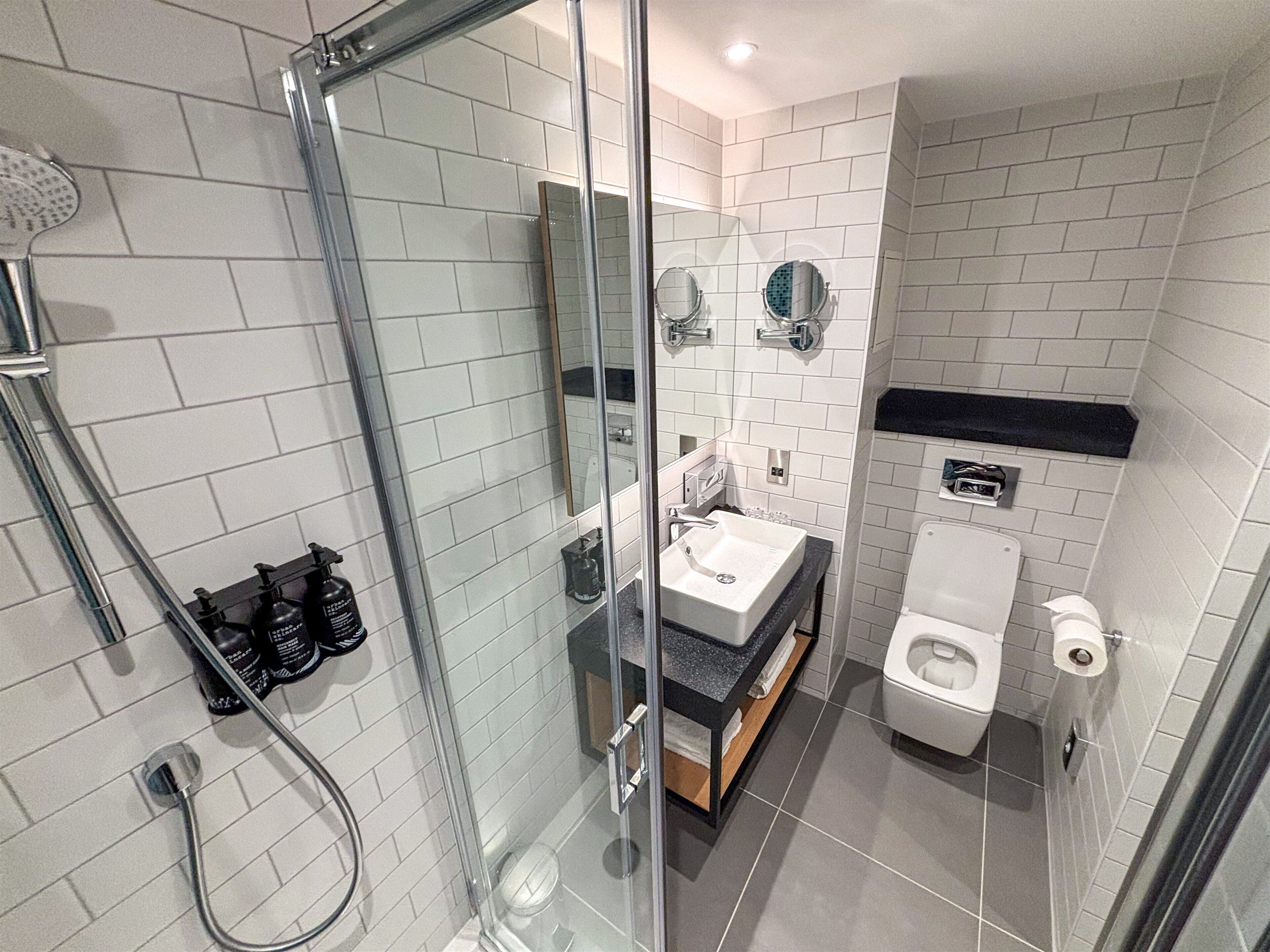 Quarto standard, 2 camas de solteiro | Banheiro | Produtos de toalete grátis, secador de cabelo, toalhas de banho 