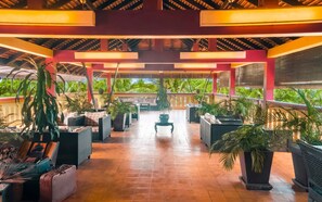 Com vista para a piscina, serve pequenos-almoços, almoços e jantares