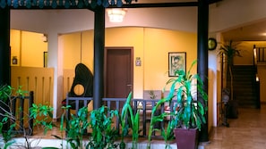 Roupa de alta qualidade, camas de colchão pillowtop, minibar