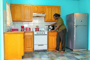 Um frigorífico, um micro-ondas, uma cafeteira/bule 