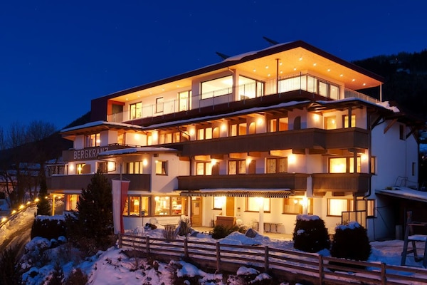 Fachada da propriedade à noite