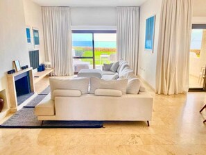 Apartamento superior, 4 quartos | Área de estar