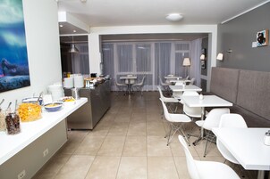 Café da manhã continental todos os dias mediante uma taxa