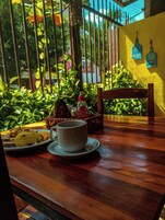 Café da manhã com buffet grátis todos os dias