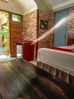 Standard Double Room | Frigobar, escrivaninha, ferros/tábuas de passar roupa, Wi-Fi de cortesia