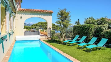 2 piscinas externas, funciona das 7h30 às 23h, guarda-sóis