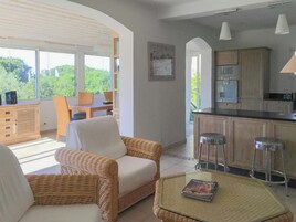 Apartamento superluxo, cozinha, vista para o mar | Frigobar, cofres nos quartos, ferros/tábuas de passar roupa