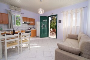 Apartamento, 1 quarto, vista para o mar | Cozinha privada | Um frigorífico 