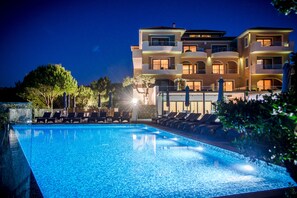 2 piscinas exteriores, guarda-sóis, espreguiçadeiras