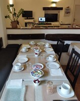 Café da manhã continental todos os dias (EUR 9.30 por pessoa) 