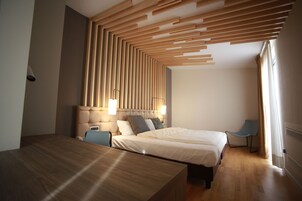 Quarto Triplo Familiar | Roupa de alta qualidade, minibar, cofre no quarto