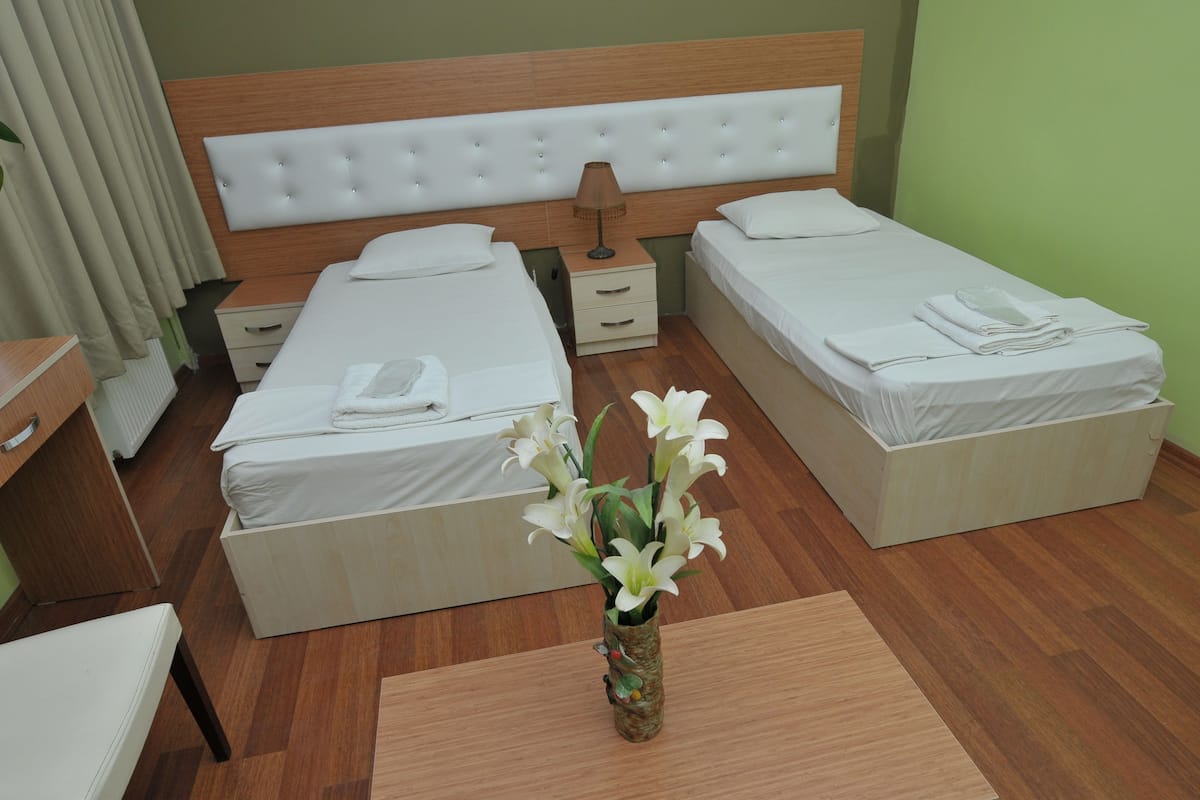 Quarto Duplo ou Twin Standard | Sala | Televisor