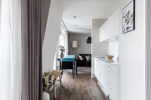 Studio suite with balcony | Roupas de cama premium, espaço de trabalho para notebook