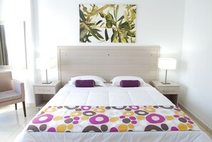 Camas com colchões pillow-top, cofres nos quartos, escrivaninha