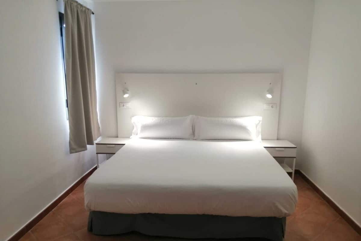 2 quartos, cofre no quarto, com decoração personalizada