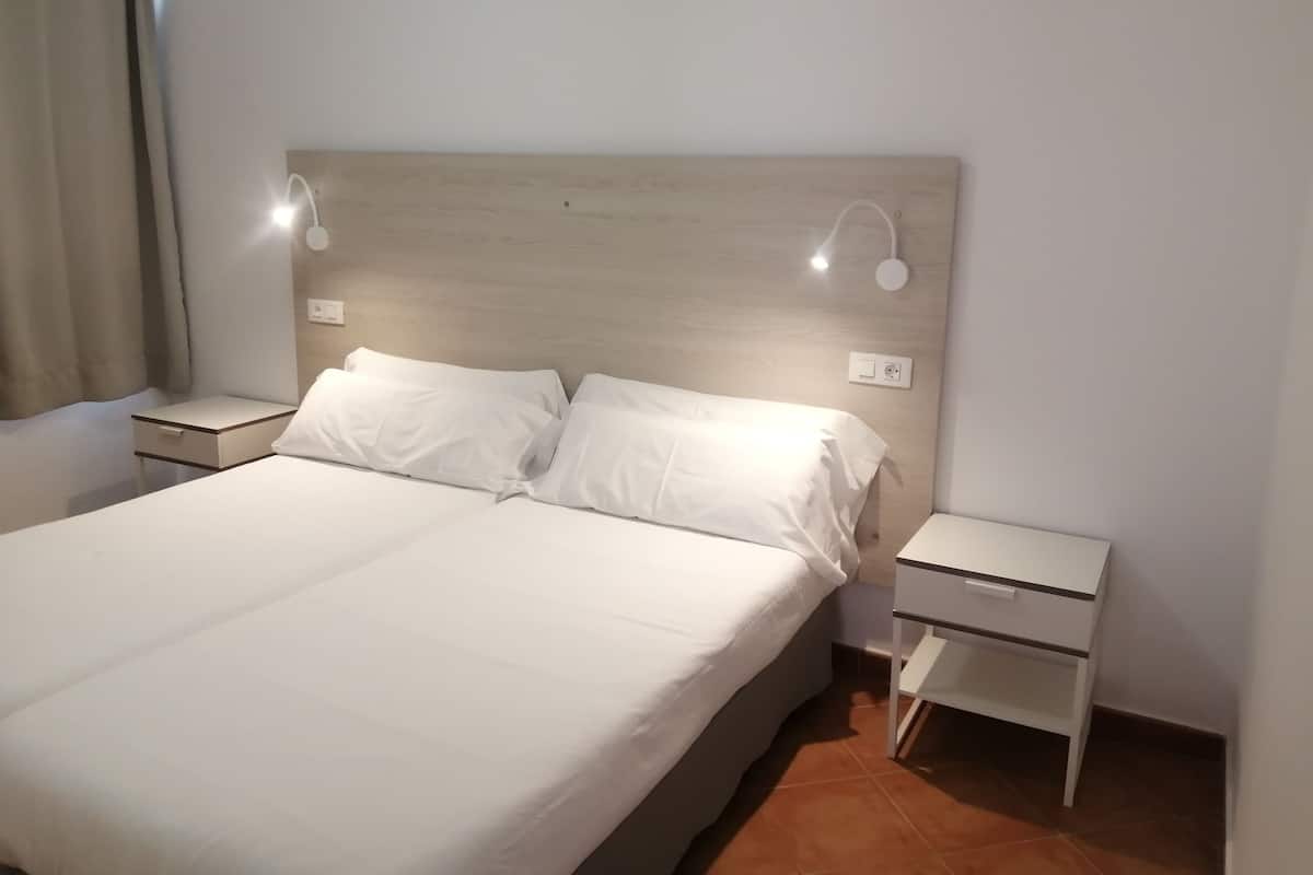 2 quartos, cofre no quarto, com decoração personalizada