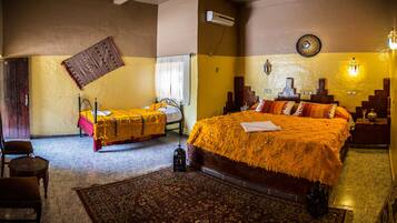 Quarto Triplo Tradicional, casa de banho privativa | Roupa de alta qualidade, camas de colchão pillowtop