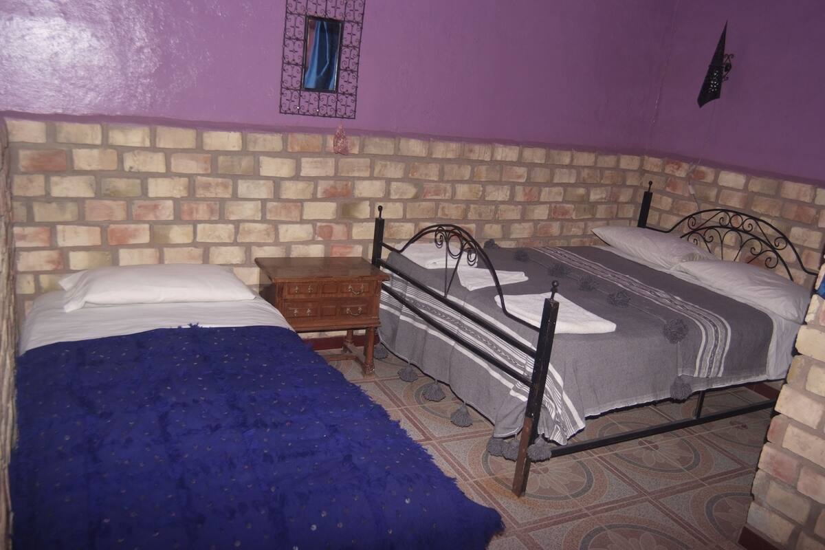 Quarto Duplo ou Twin Standard, casa de banho privativa | Roupa de alta qualidade, camas de colchão pillowtop, secretária 
