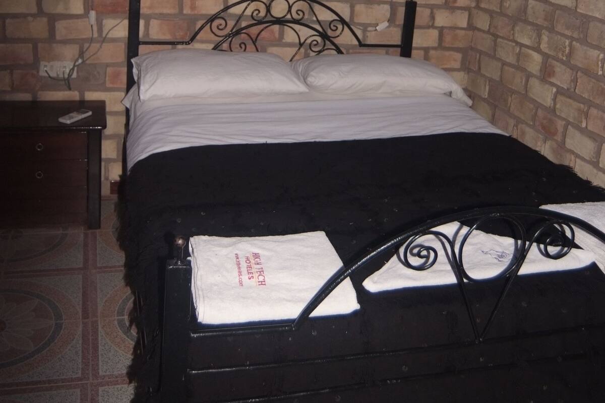 Quarto Individual Tradicional, 1 cama de casal | Roupa de alta qualidade, camas de colchão pillowtop, secretária 