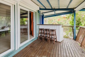 Quarto quádruplo, várias camas, para não fumantes, vista para o mar | Terraço/pátio