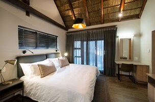 Roupas de cama premium, cofres nos quartos, escrivaninha
