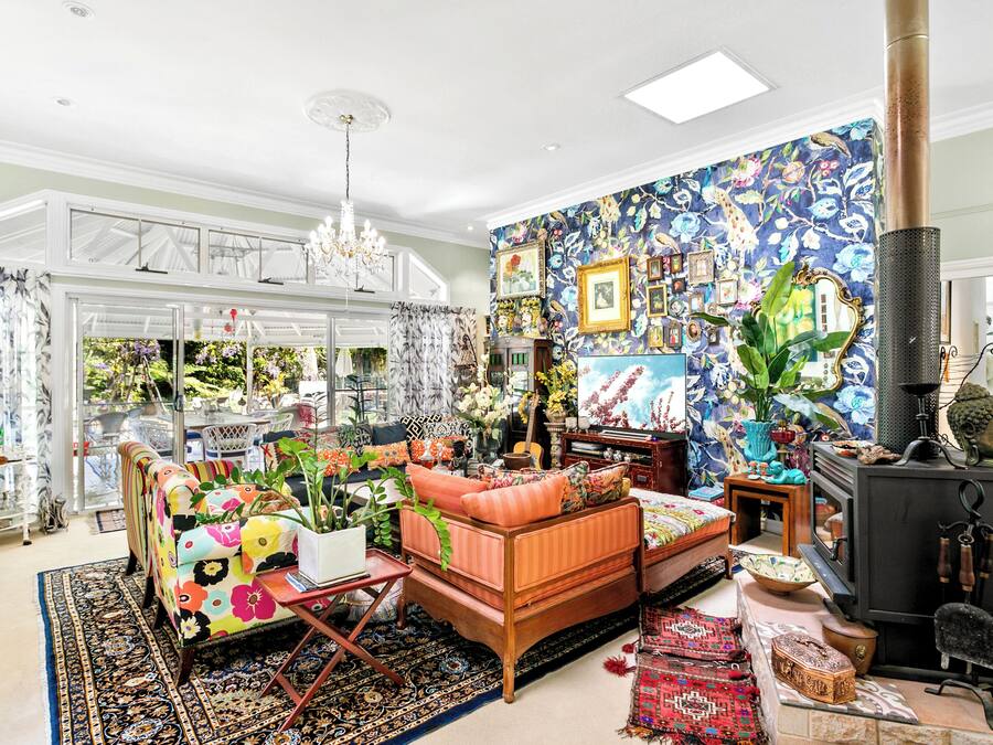 Uma sala de estar aconchegante com um sofá, uma mesa de centro e uma lareira.