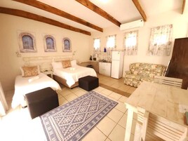 Quarto casal ou duplo básico | Roupas de cama premium, camas Select Comfort, cofres nos quartos
