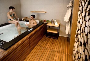 Banheira de hidromassagem interior