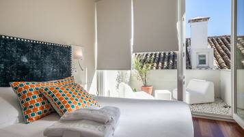 Quarto casal, terraço | Roupas de cama premium, edredons de pluma, cofres nos quartos