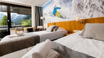 Minibar, cofre no quarto, secretária, cortinas/cortinados opacos