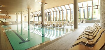 3 piscinas internas, espreguiçadeiras