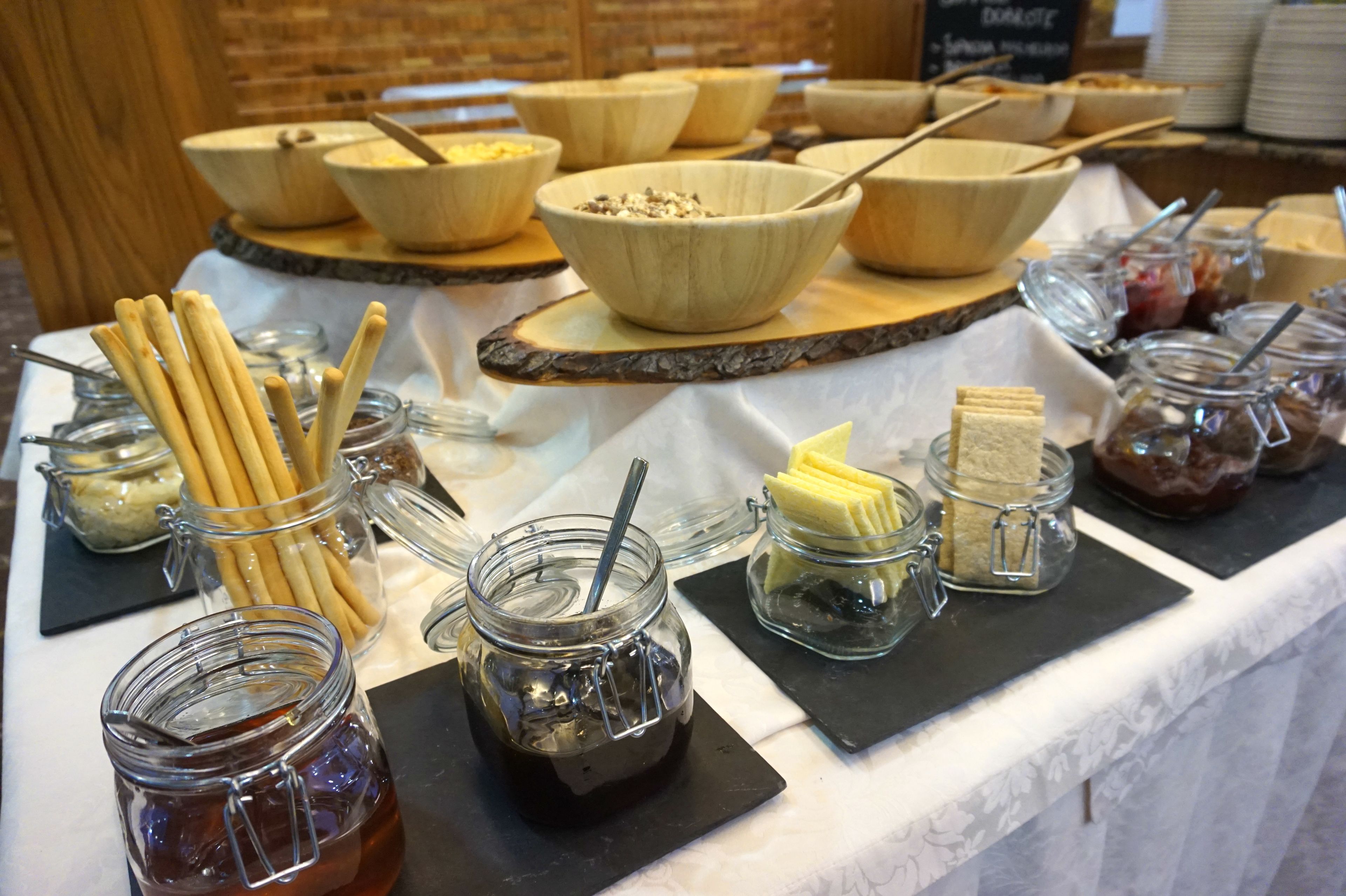 Buffet com diversos alimentos e acompanhamentos.
