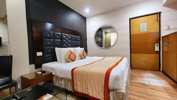 Quarto Standard, 1 cama king-size, frigorífico | Cofre no quarto, secretária